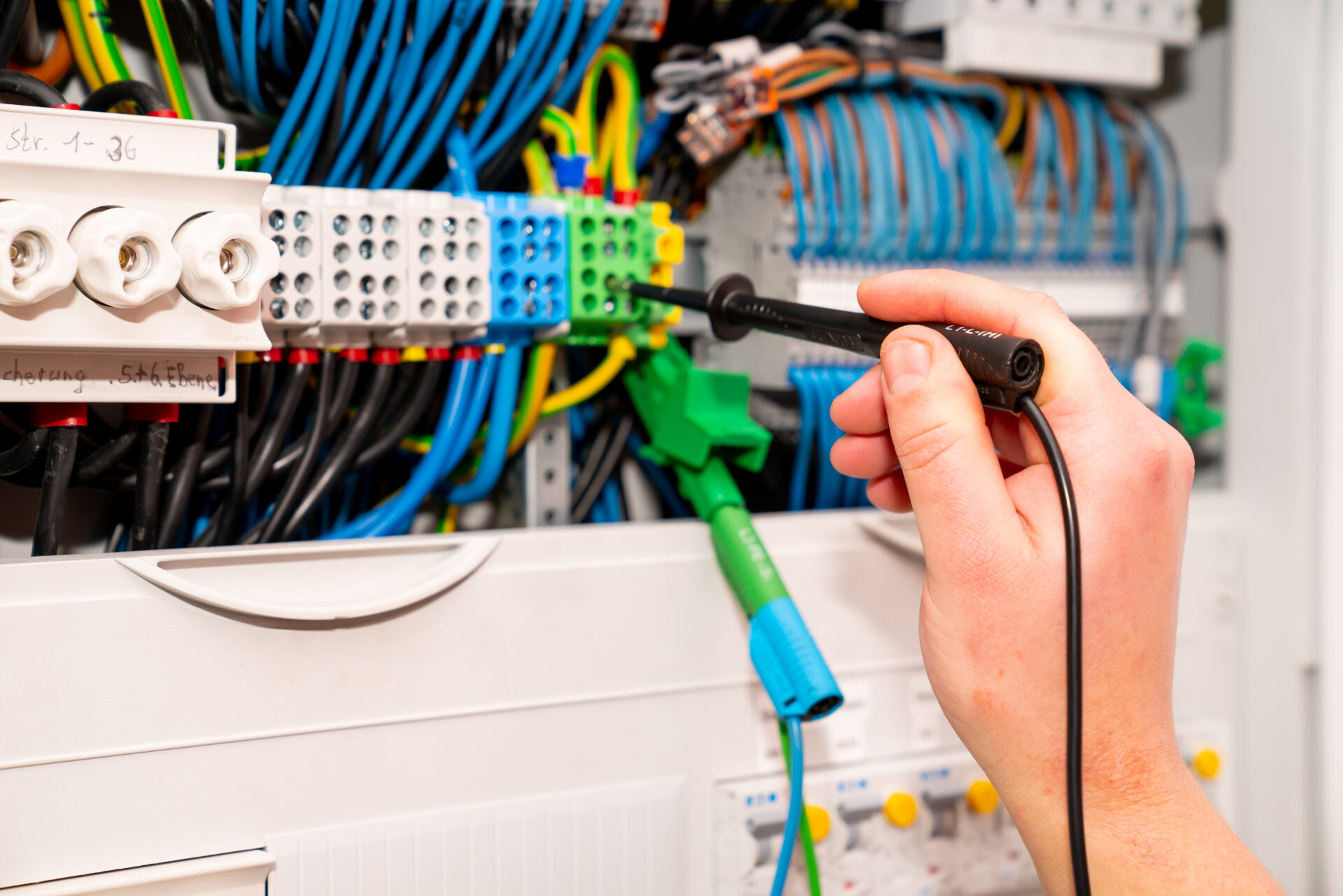 Understanding the Standards: How to Conduct Prüfung elektrischer Anlagen nach DIN VDE 0105